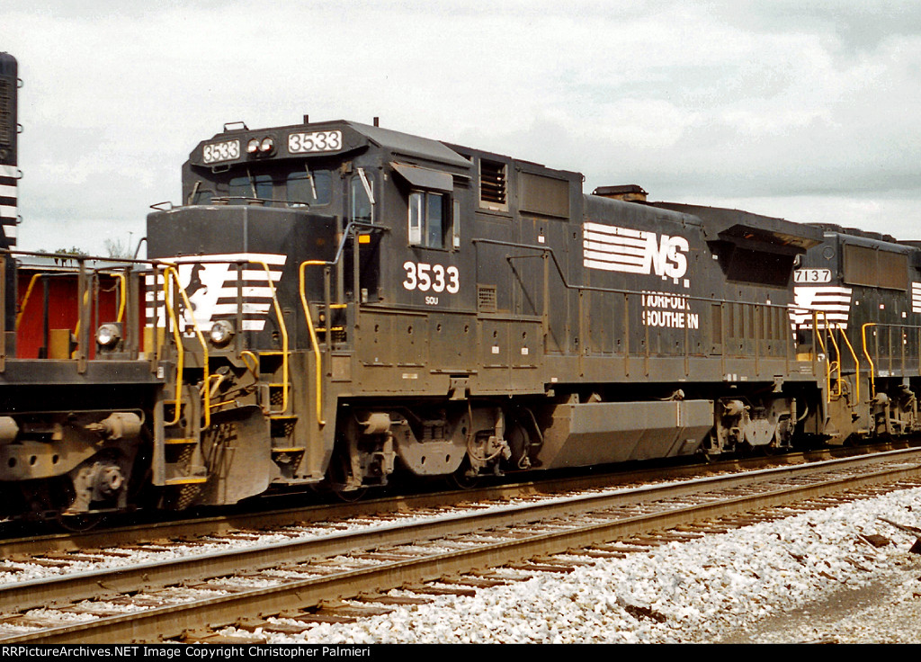 NS 3533 on Train No. 221